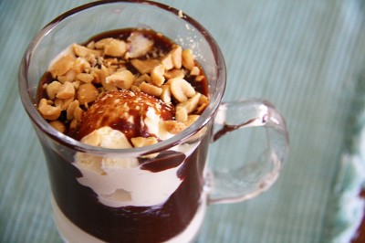 Nigella’s chocolate peanut butter fudge sundaes | a splash of vanilla