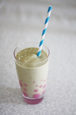 Avocado almond smoothie | a splash of vanilla