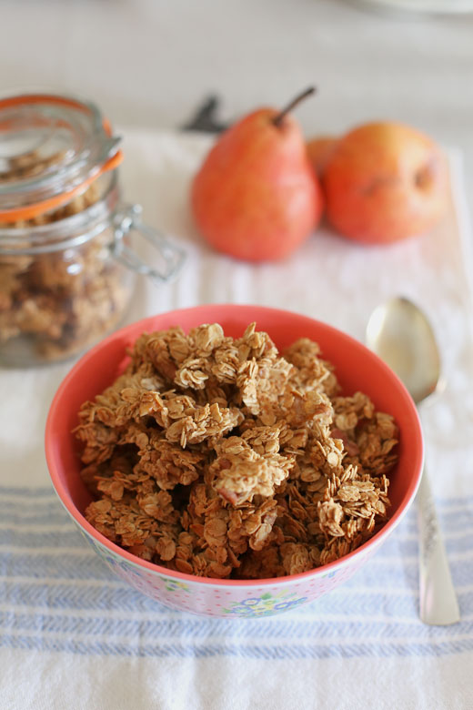Ginger spice & apricot toasted oat clusters | a splash of vanilla