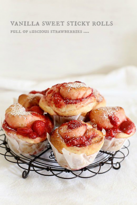 Happy Friday and have a strawberry bun | a splash of vanilla
